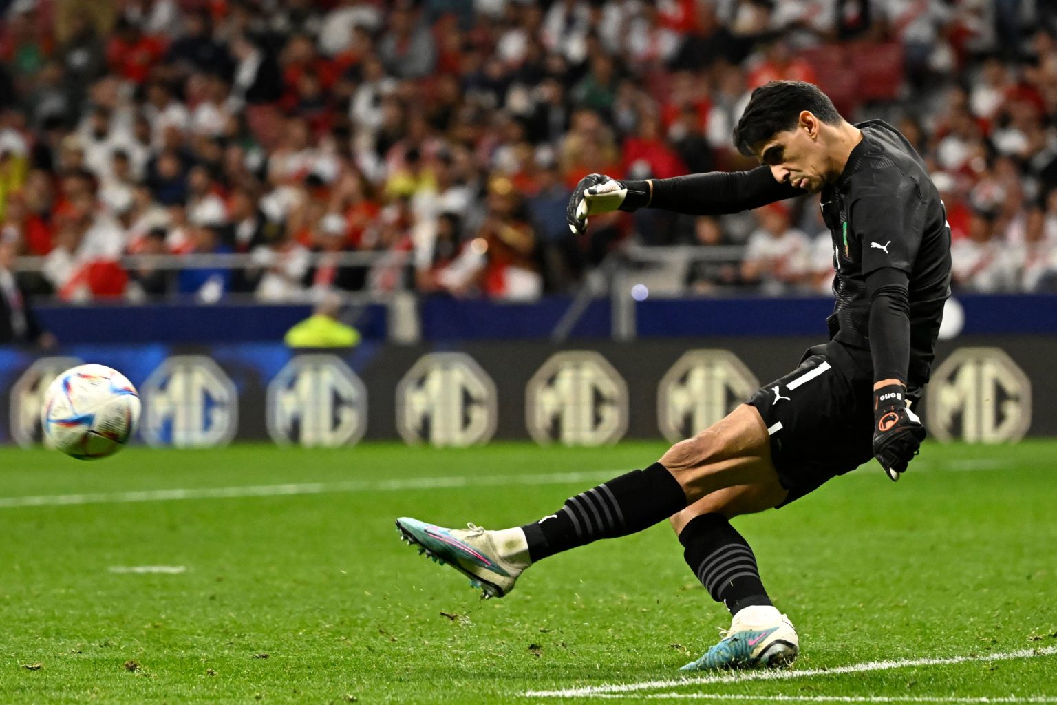 Leeds target Bono told he was the best goalkeeper at the World Cup, by ...