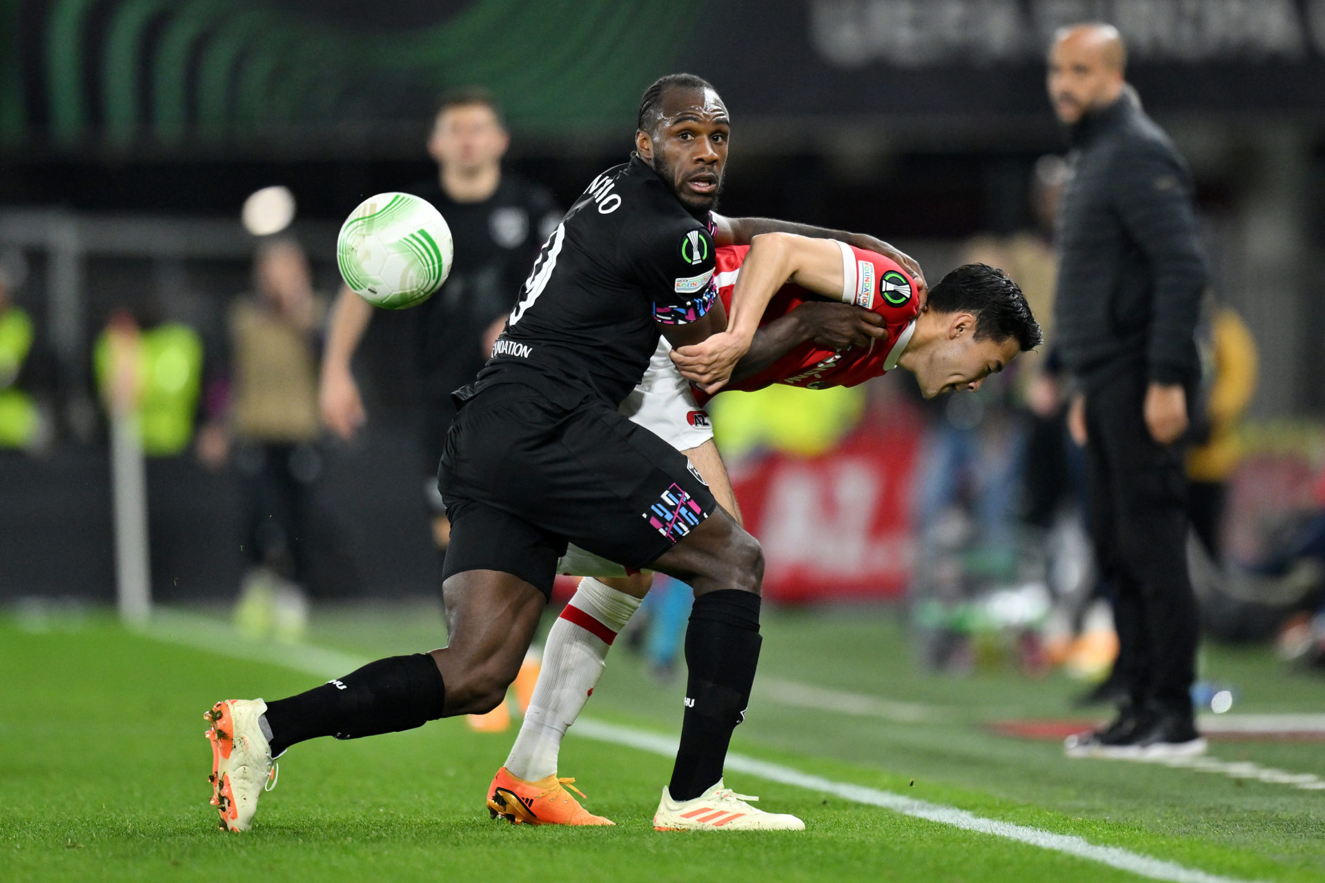 Crucial West Ham player limps off pitch a few days before Leeds clash ...