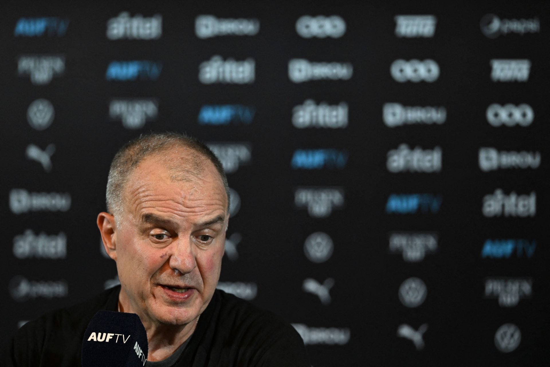 What Marcelo Bielsa did after seeing fan holding Leeds shirt as he ...