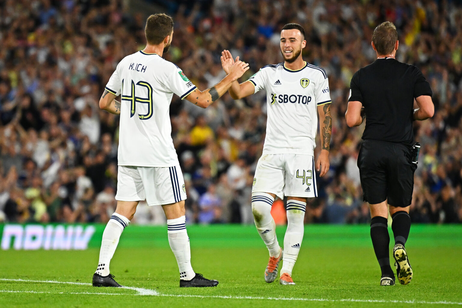 Mateusz Klich reunites with former Leeds United teammate as nod to ...